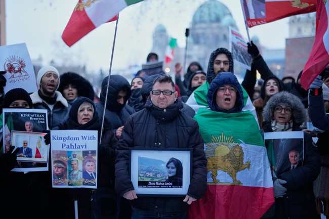 Los Angeles U-Haul Strikes Anti-Khamenei Protesters, Driver Detained ...